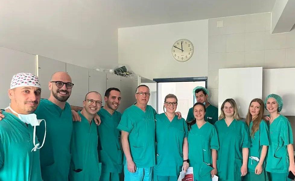 OB ZADAR/JOHNSON & JOHNSON – U Službi za kirurgiju održane edukacije iz područja minimalno ...