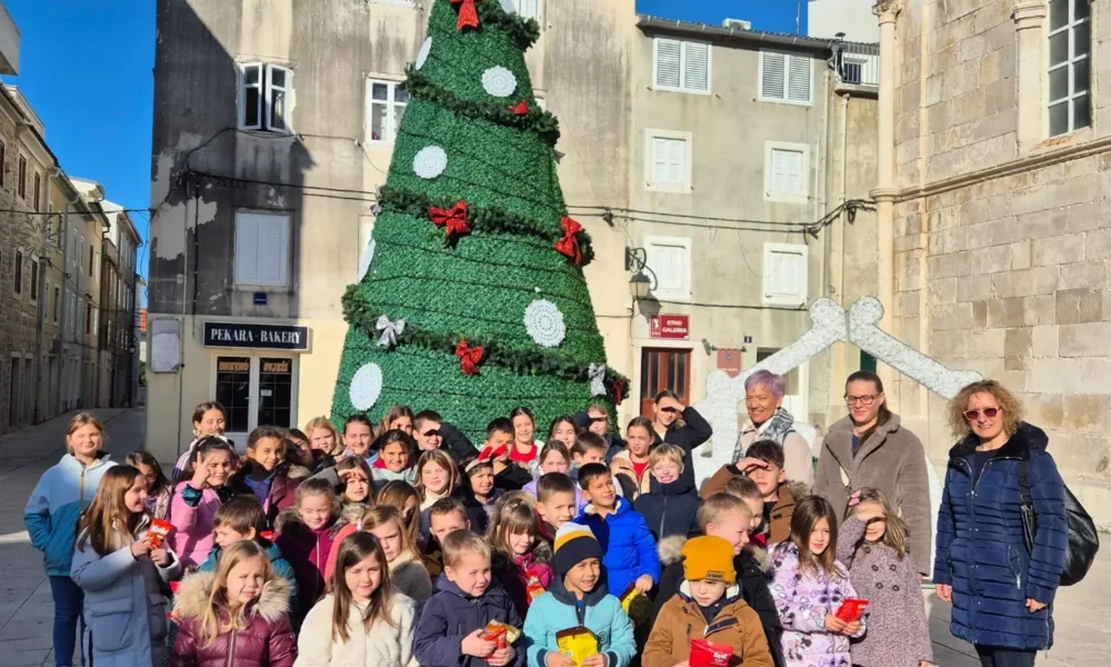FOTOGALERIJA / Svečani doček Svete Lucije oduševio Pag – Z NET