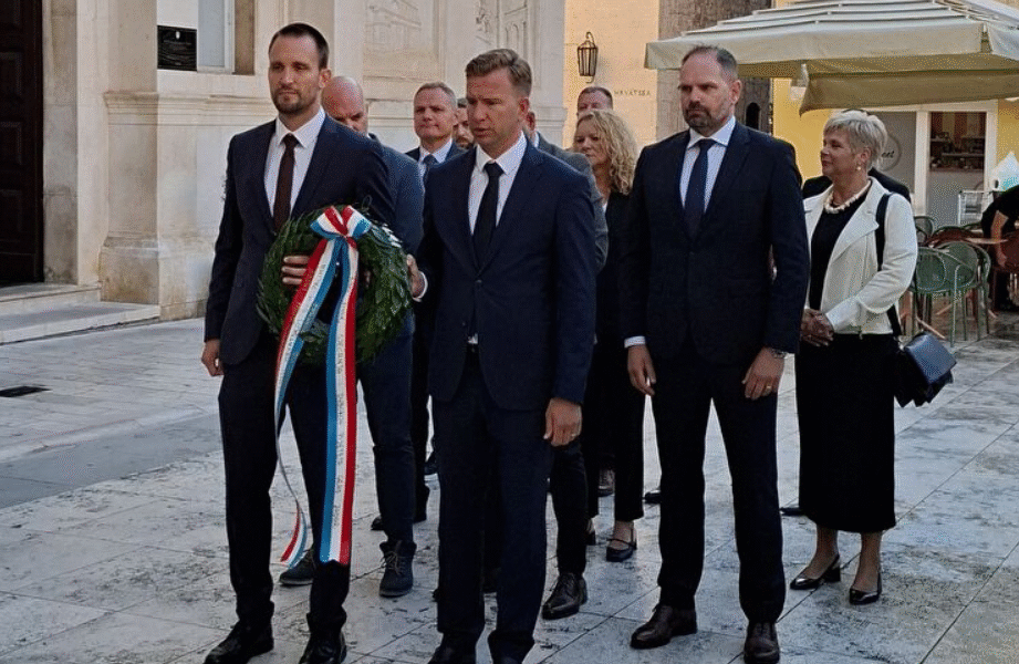 DAN ODLUKE O SJEDINJENJU S HRVATSKOM / Erlić i Bilaver položili lovorov ...